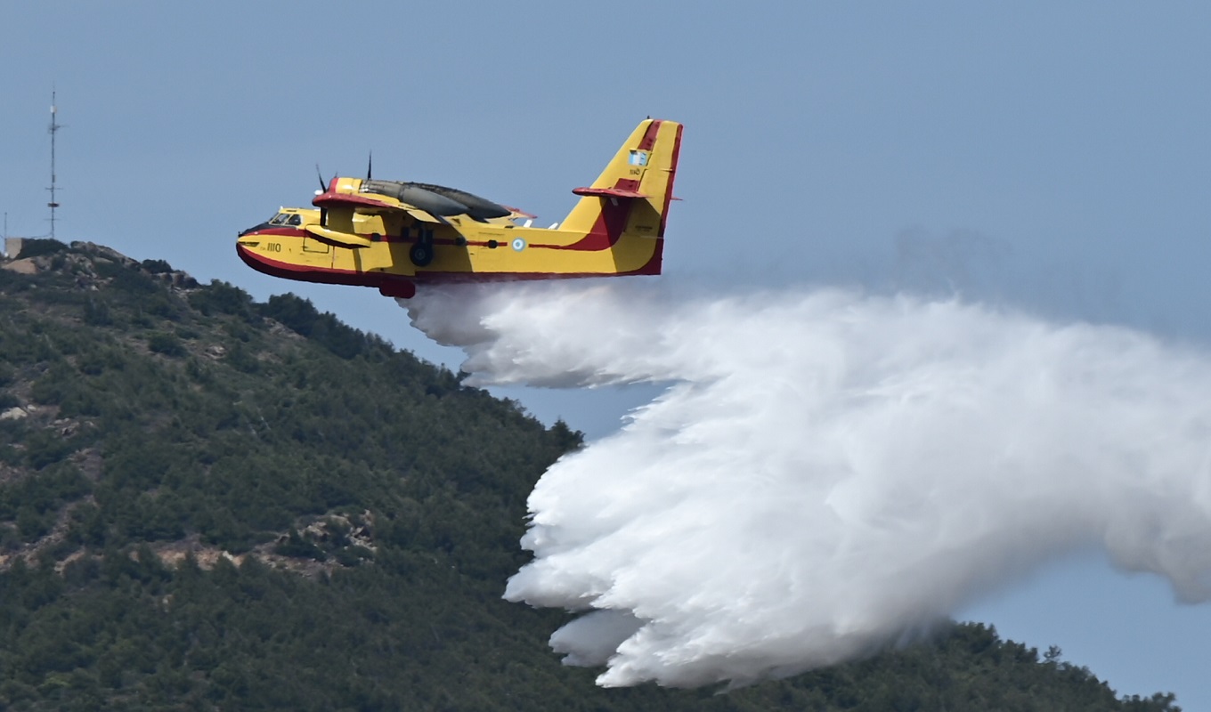 Firefighting aircraft crashes into Corinthian Gulf - Both pilots safe