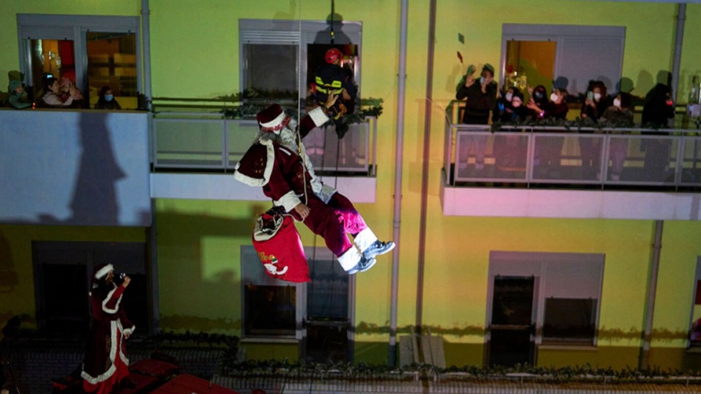 Firefighters dressed as Santa rappel down children's hospital to bring ...