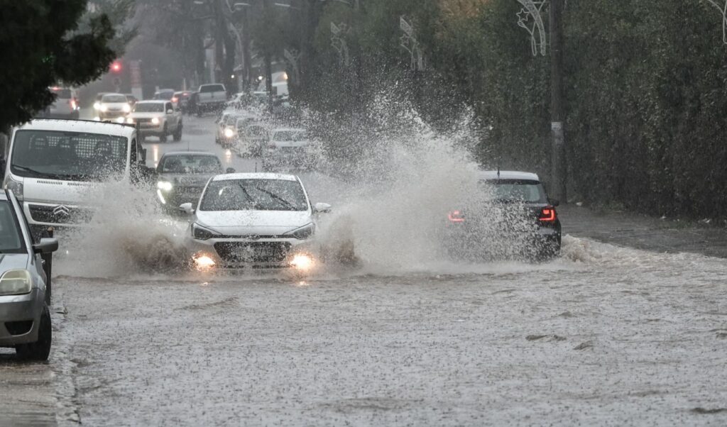 Severe storms flood Athens - New weather wave Sunday warns expert