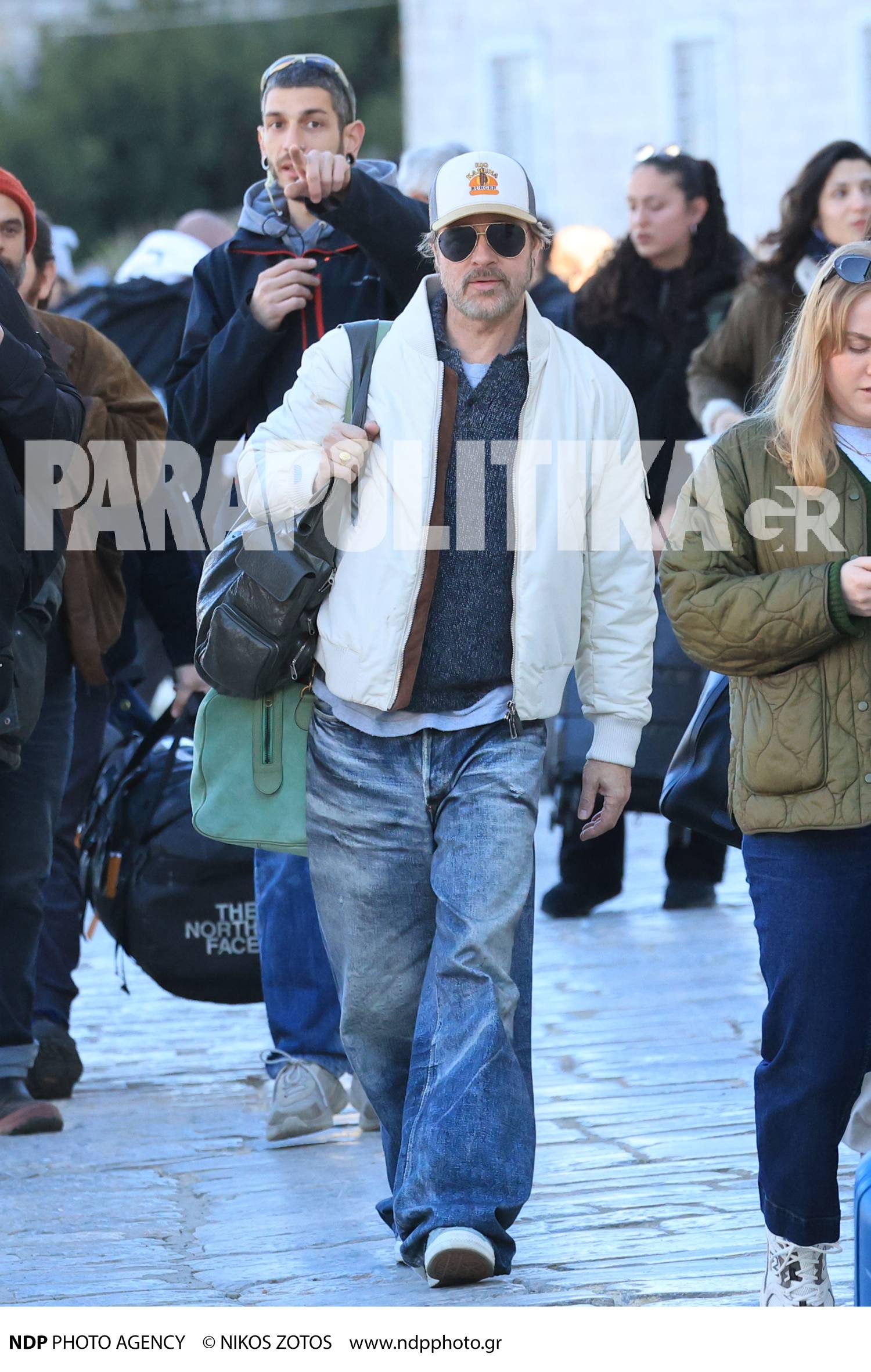 Brad Pitt in Hydra: See the exclusive photos from parapolitika.gr of ...